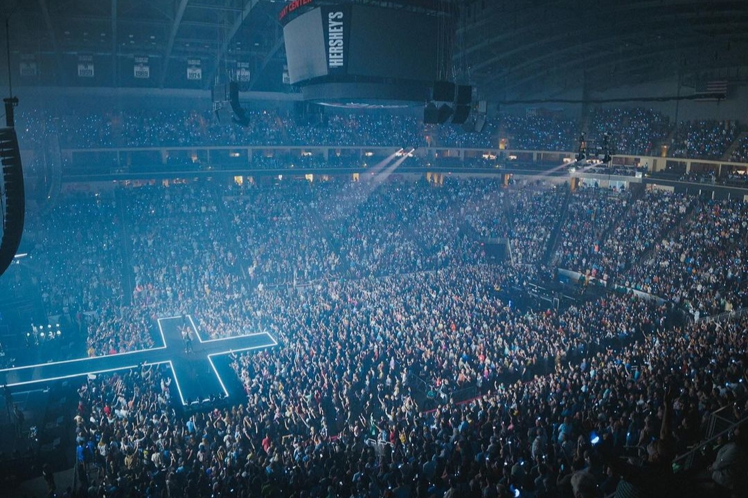 Brandon Lake & Phil Wickham Present: For the One - Fathom Entertainment